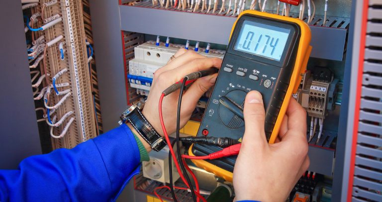 PARTES DE UN MULTÍMETRO Y SUS PRINCIPALES FUNCIONES